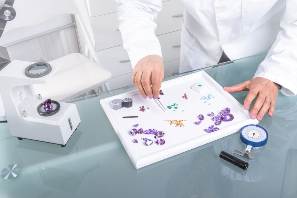 6-Step Guide To Become a Gemologist and 7 Schools to Help You